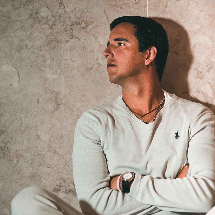 Tiago Andrade Nunes grava música em homenagem à Ucrânia