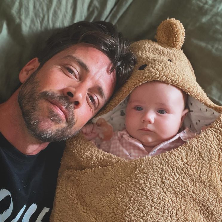 Paulo Vintém encantado com a filha Aurora: "Boneca mais linda"