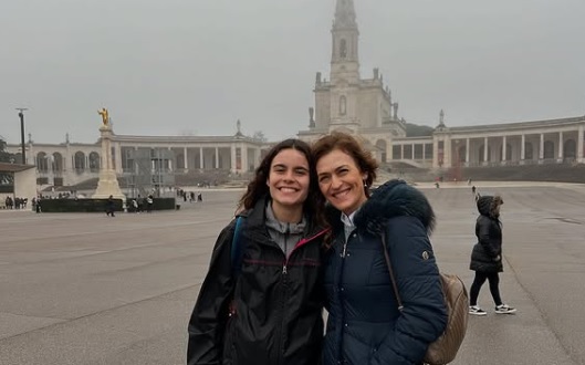 Fátima Lopes em momento espiritual com a filha no Santuário de Fátima