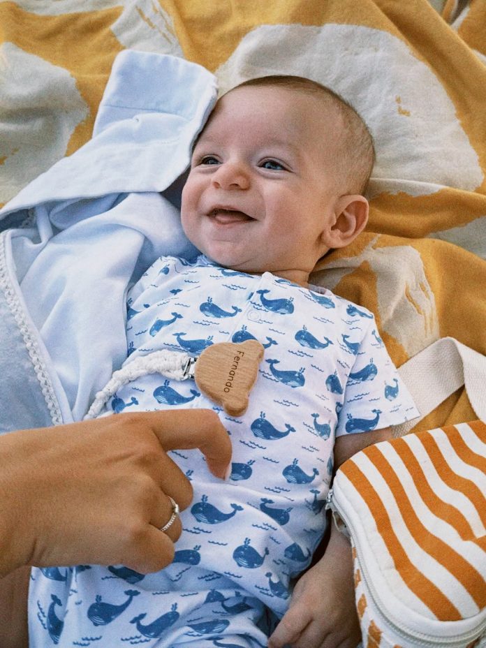 Filho de Fernando Daniel estreia-se na praia e encanta seguidores