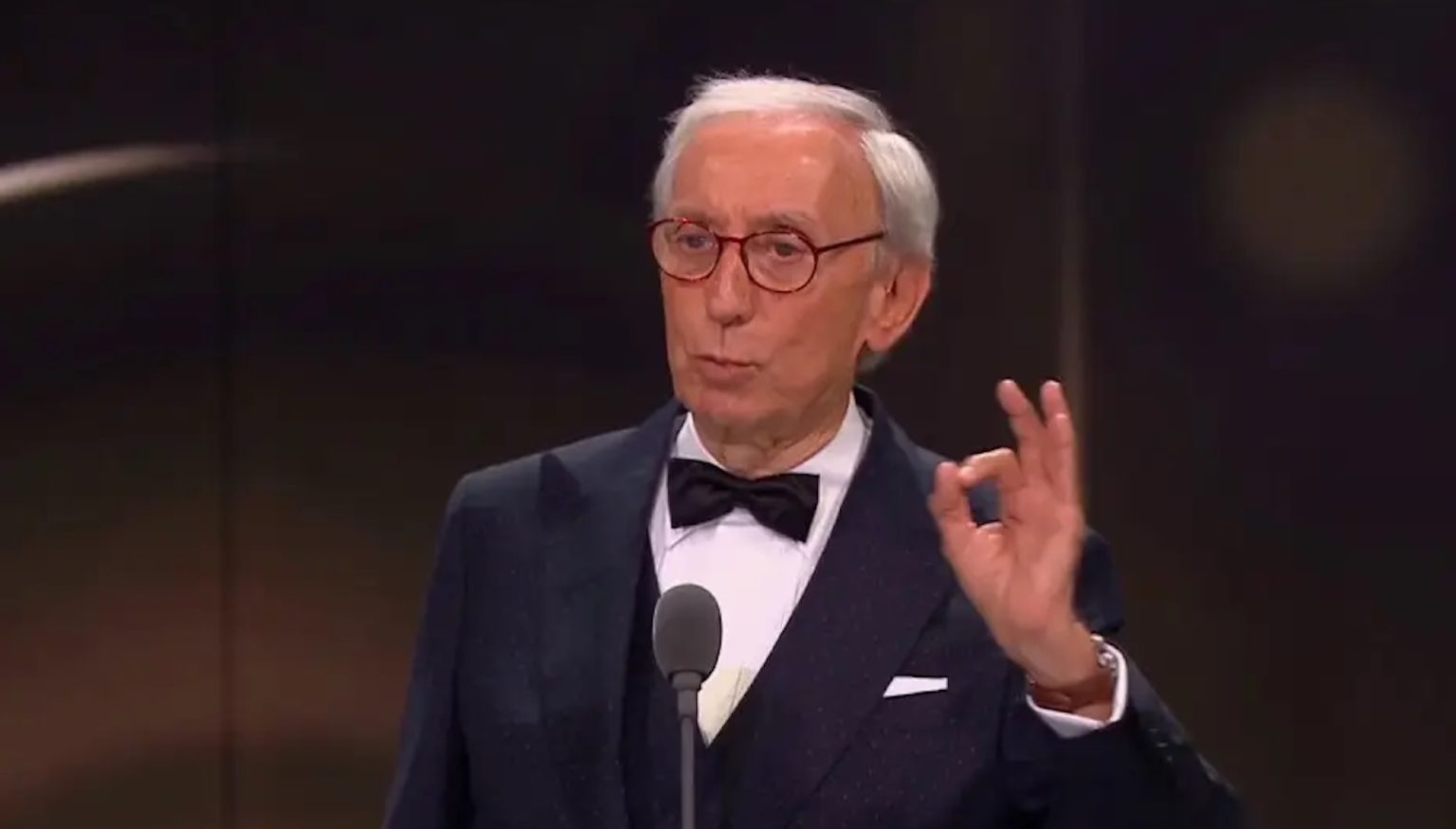 Júlio Isidro emociona no palco dos Globos de Ouro e faz discurso memorável