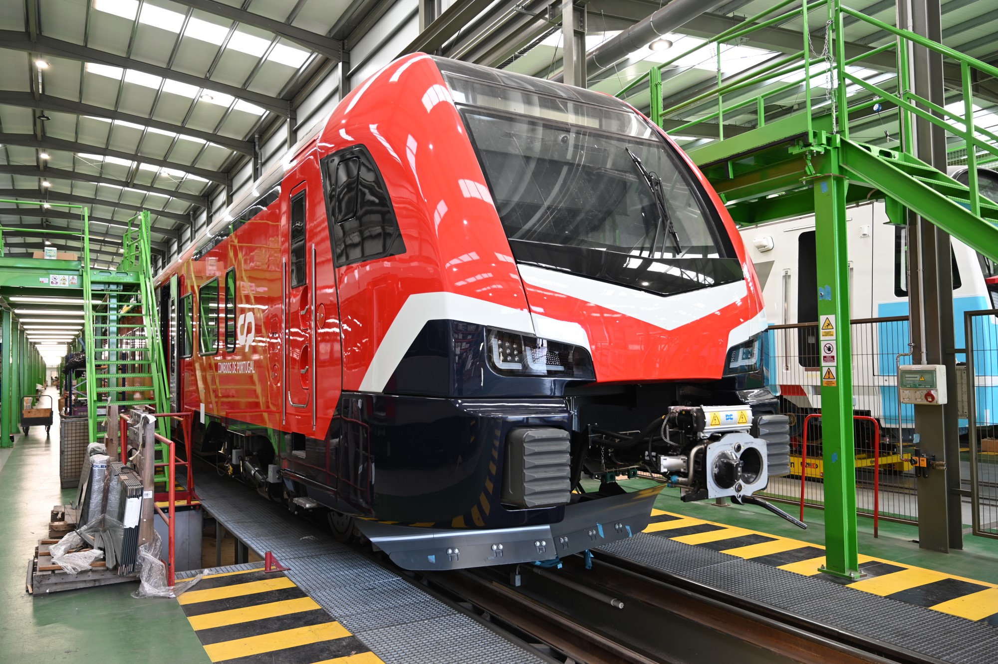 CP recebe primeiro de 22 novos comboios Stadler e dá passo decisivo na ...