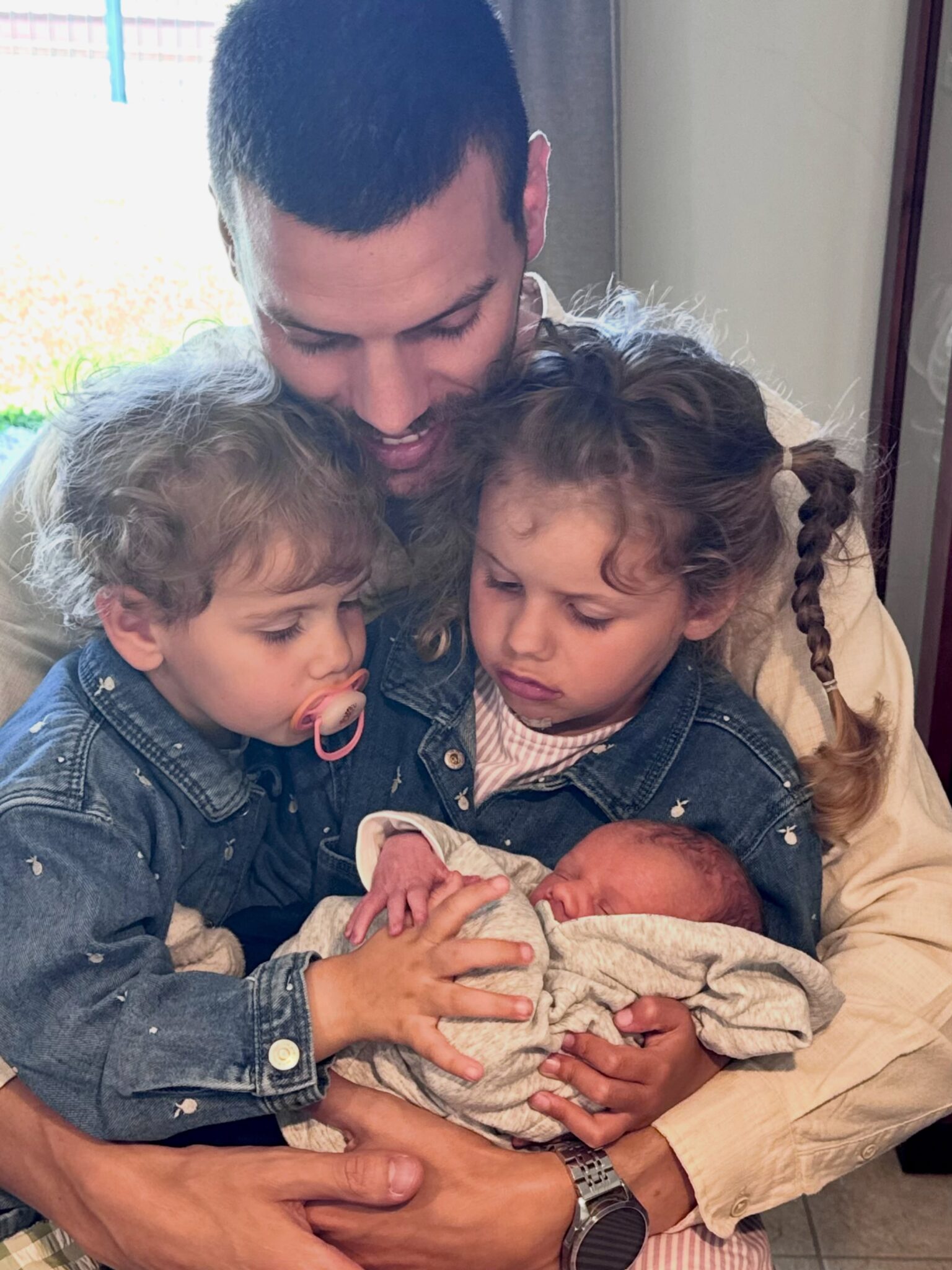 Raul Minh’Alma emociona seguidores com os três filhos ao colo: “O mundo ...