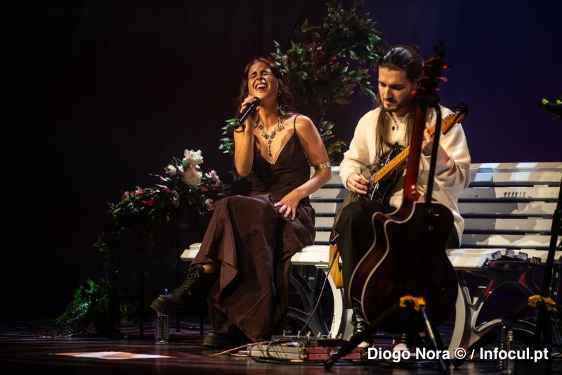 Carolina de Deus levou autenticidade e canções bonitas ao Teatro ...